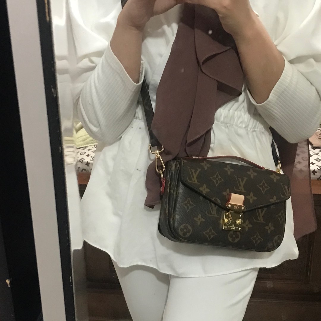 L*V mini metis pochette, Fesyen Wanita, Tas & Dompet di Carousell