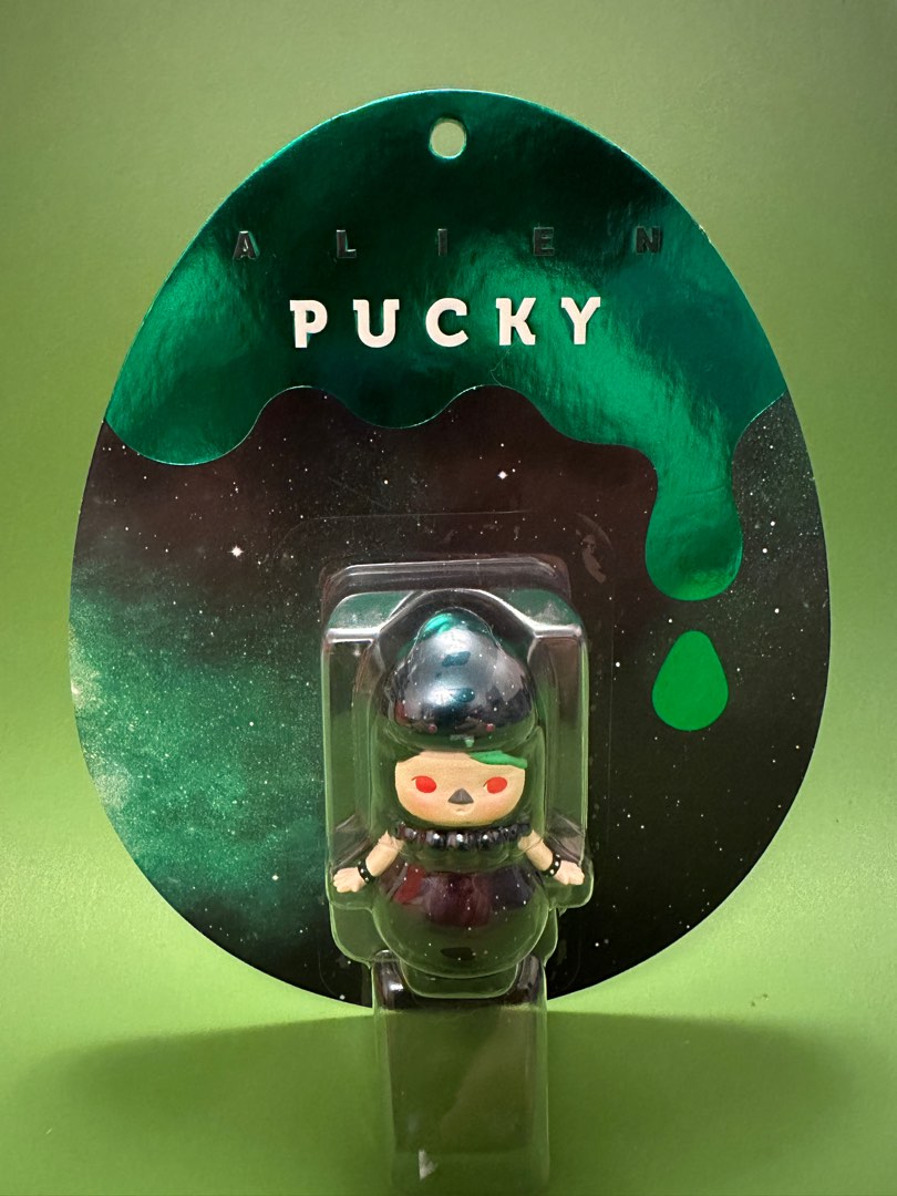 Pucky pop mart alien figure (molly bearbrick), 興趣及遊戲, 玩具 & 遊戲類 - Carousell
