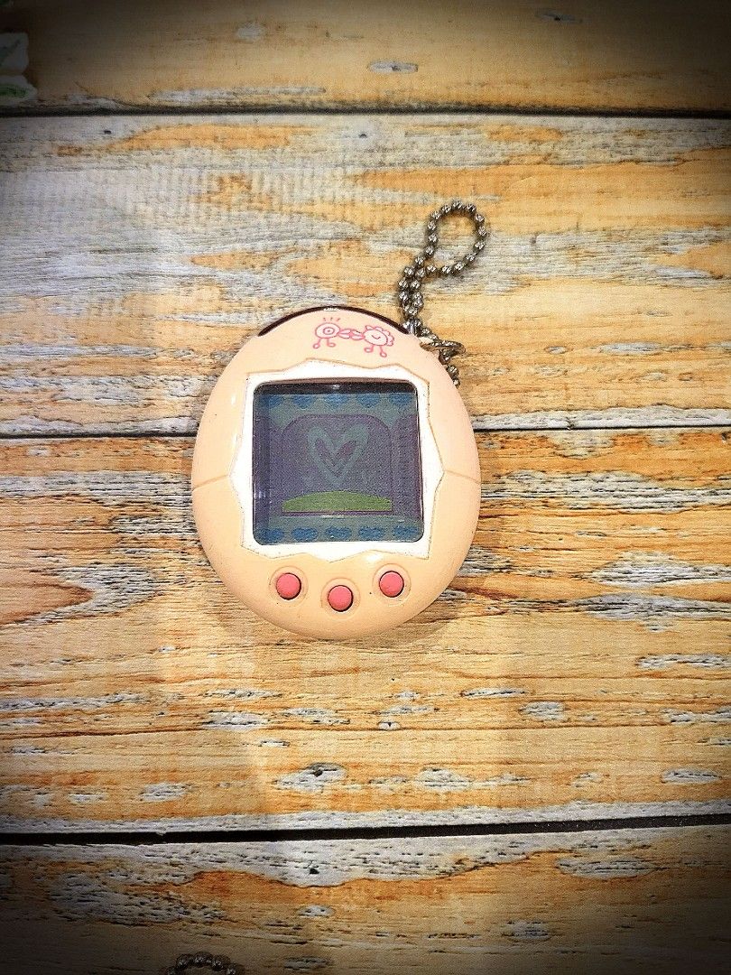 Tamagotchi Bandai peach, Toys & Collectibles, Mainan di Carousell