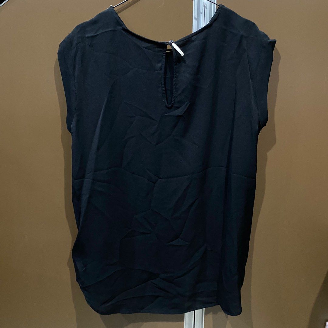 Top Baju Wanita Hitam, Fesyen Wanita, Pakaian Wanita, Atasan di Carousell