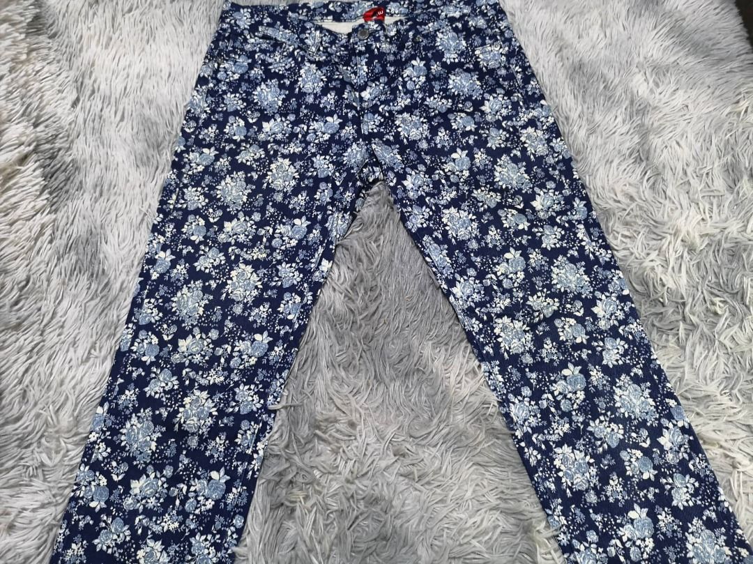 Uniqlo Blue Floral Pants, Women's Fashion, Bottoms, Jeans on Carousell