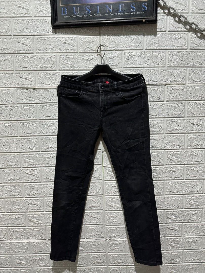 CELANA JEANS UNIQLO HITAM E74, Fesyen Pria, Pakaian , Bawahan di Carousell