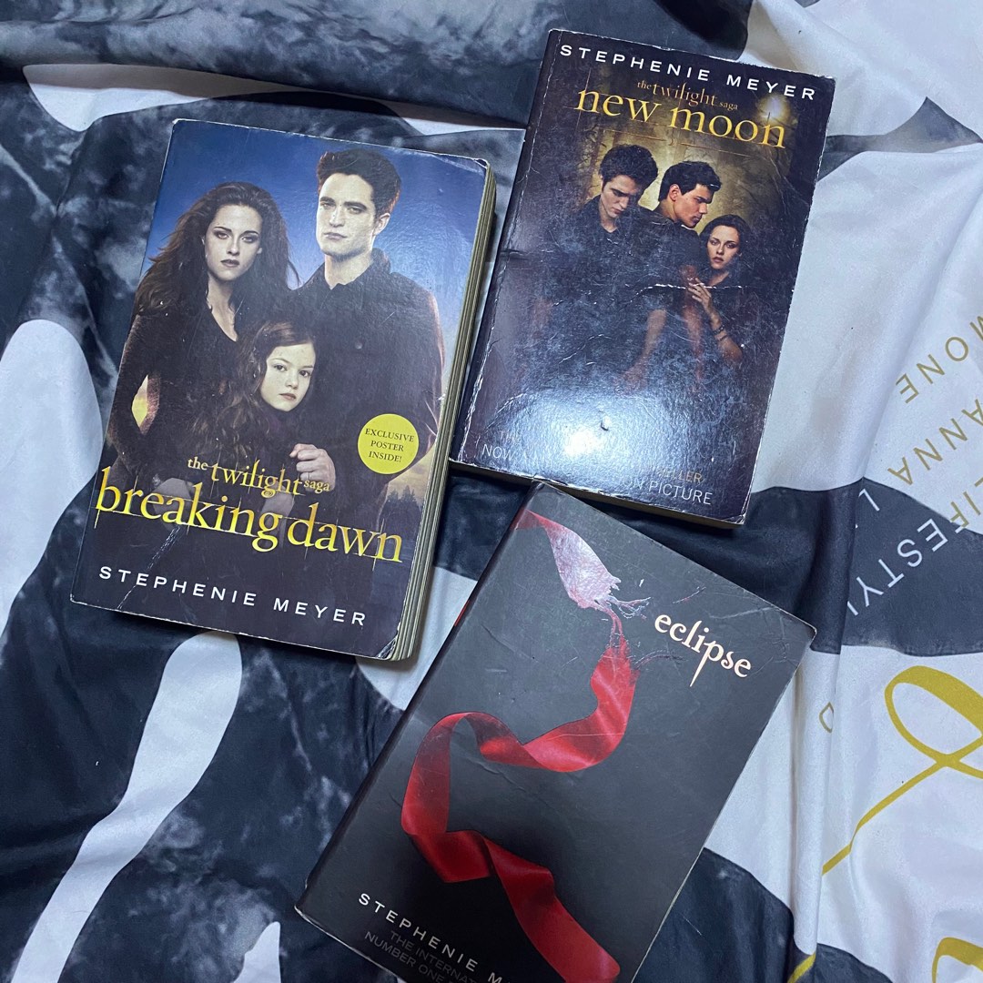 The Twilight Saga Bundle, Hobbies & Toys, Books & Magazines, Fiction & Non-Fiction on Carousell