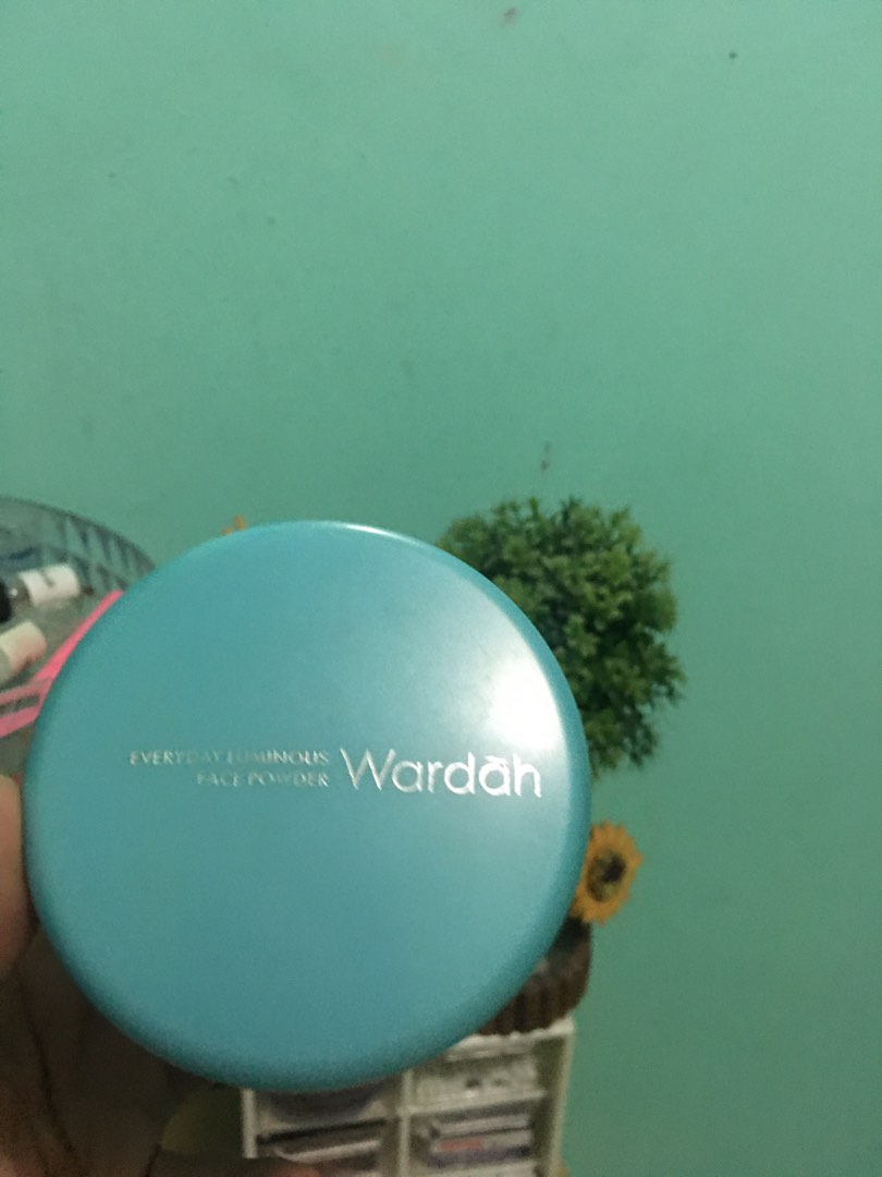 Bedak Tabur Wardah shade Natural, Fesyen Wanita, Aksesoris di Carousell