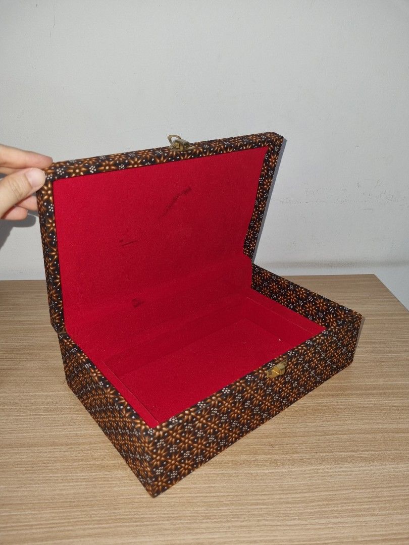 Box souvenir kayu, Antik, Lainnya di Carousell