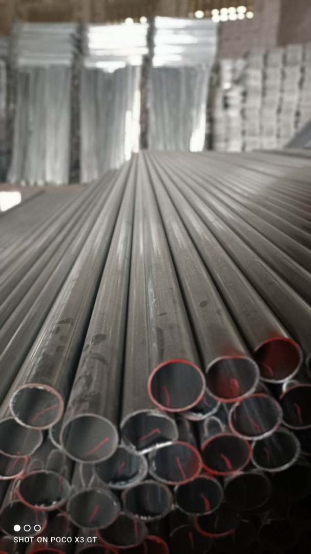 G.I PIPE 1 1/2 9 KLS. x 6 m, Commercial & Industrial, Construction ...