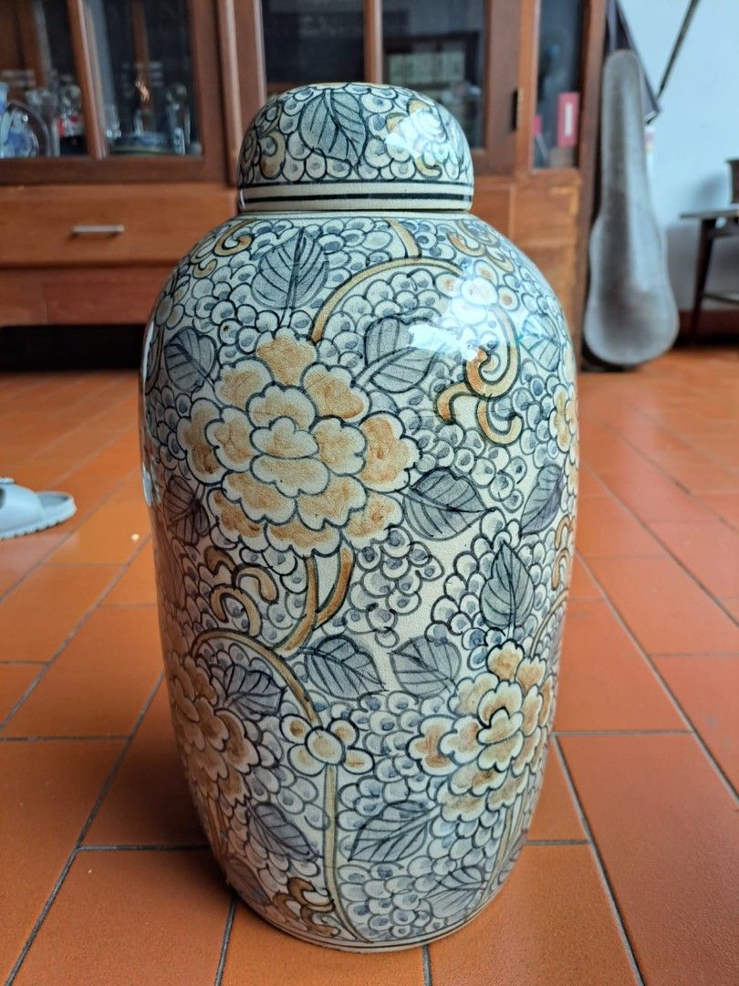 Guci bunga, Antik, Pajangan di Carousell