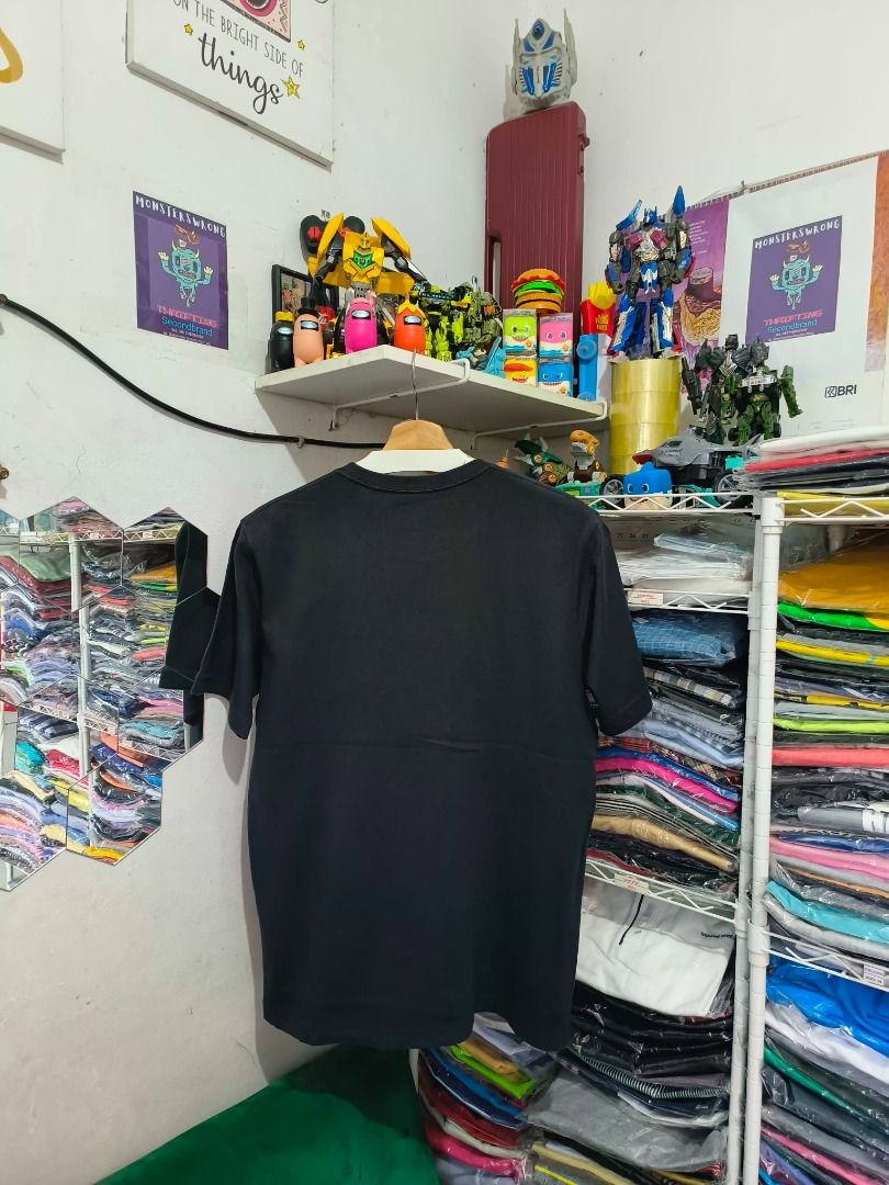 Kaos Uniqlo x Geoff Mcfetridge Hitam Mickey Mouse, Fesyen Pria, Pakaian ...