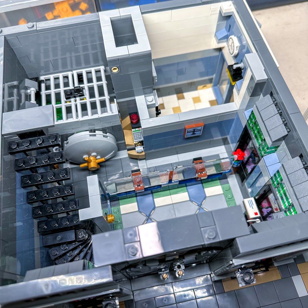 Lego Brick Bank 10251 on Carousell