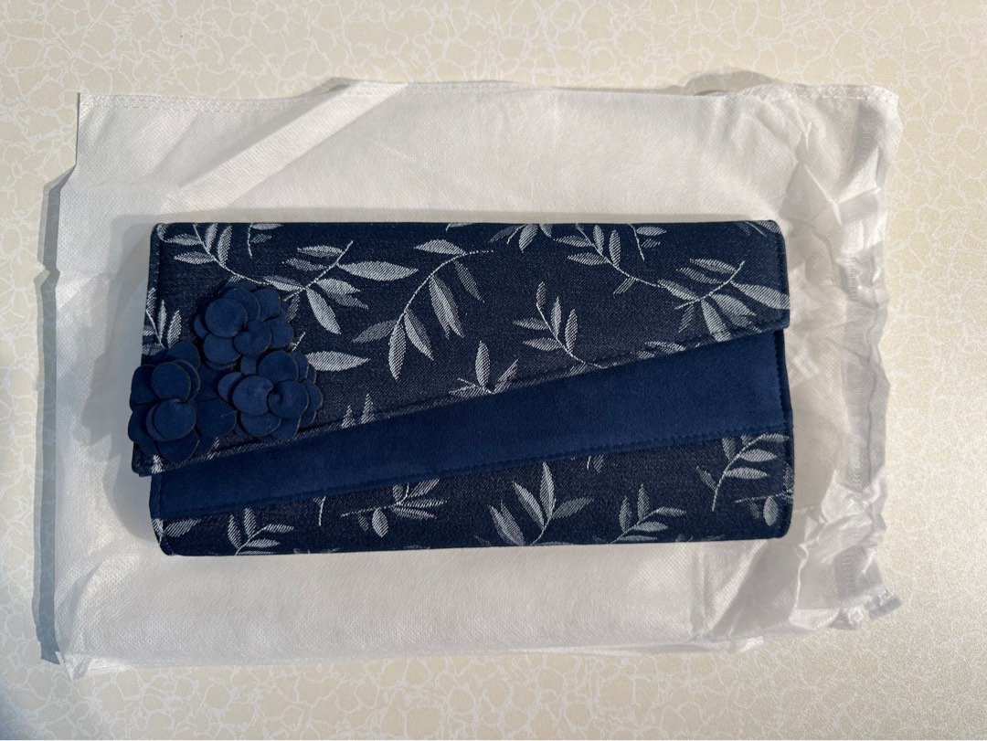 Navy Blue Clutch, Women's Fashion, Bags & Wallets, Clutches on Carousell