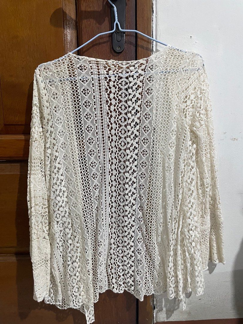 Outer rajut putih, Fesyen Wanita, Pakaian Wanita, Baju Luaran di Carousell