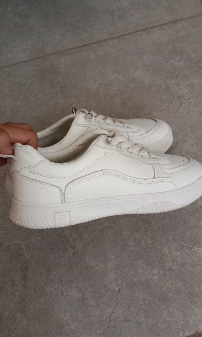 PVN sepatu putih, Fesyen Wanita, Sepatu di Carousell