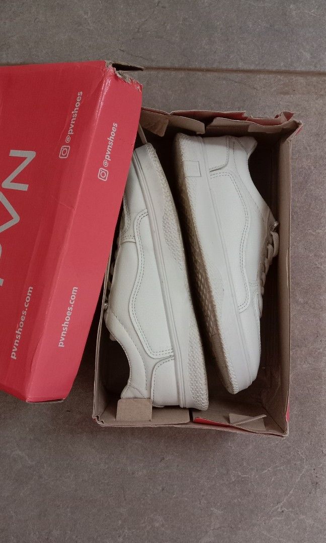 PVN sepatu putih, Fesyen Wanita, Sepatu di Carousell