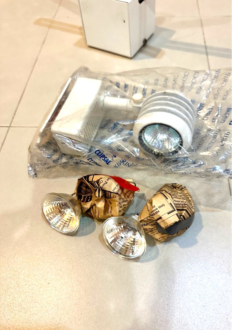 Halogen spotlight, Pet Supplies, Homes & Other Pet Accessories on Carousell