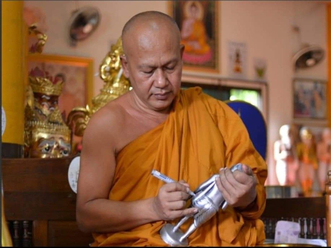 Lp Daeng Chuchok Roop Lor #wealth, Hobbies & Toys, Memorabilia ...