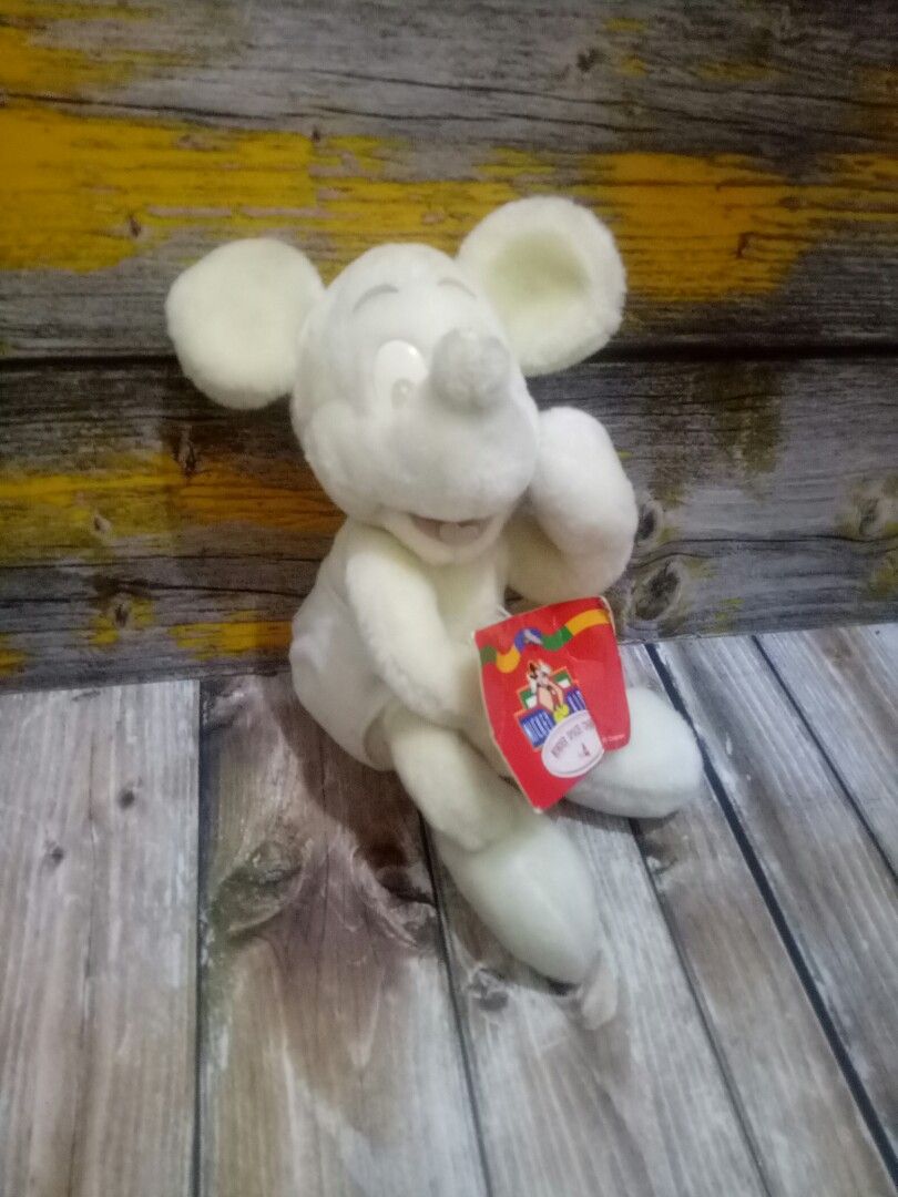 Mickey Mouse albino, Toys & Collectibles, Mainan di Carousell