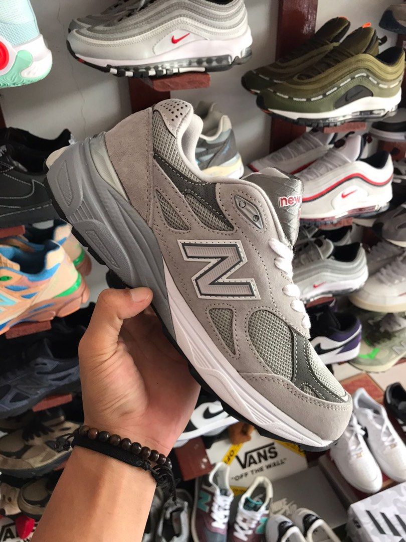 Nb 990 V3, Fesyen Pria, Sepatu , Sneakers di Carousell