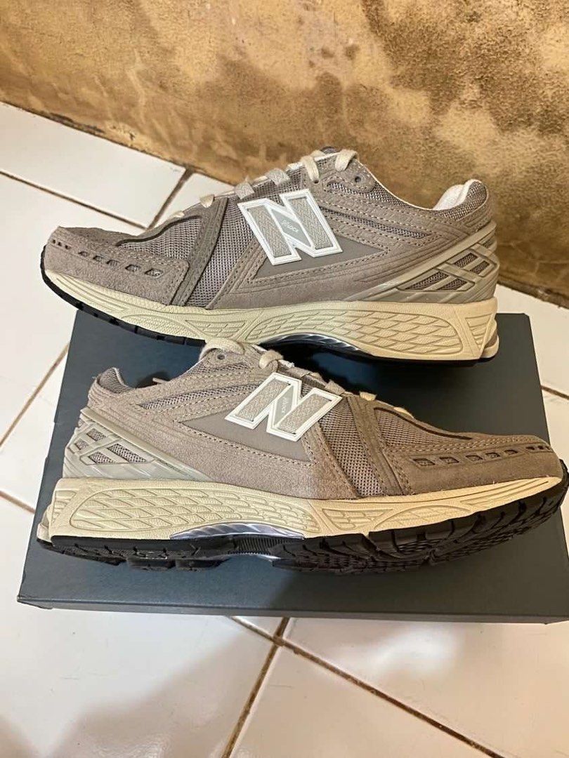 NEW BALANCE 1906R, Fesyen Pria, Sepatu , Sneakers di Carousell