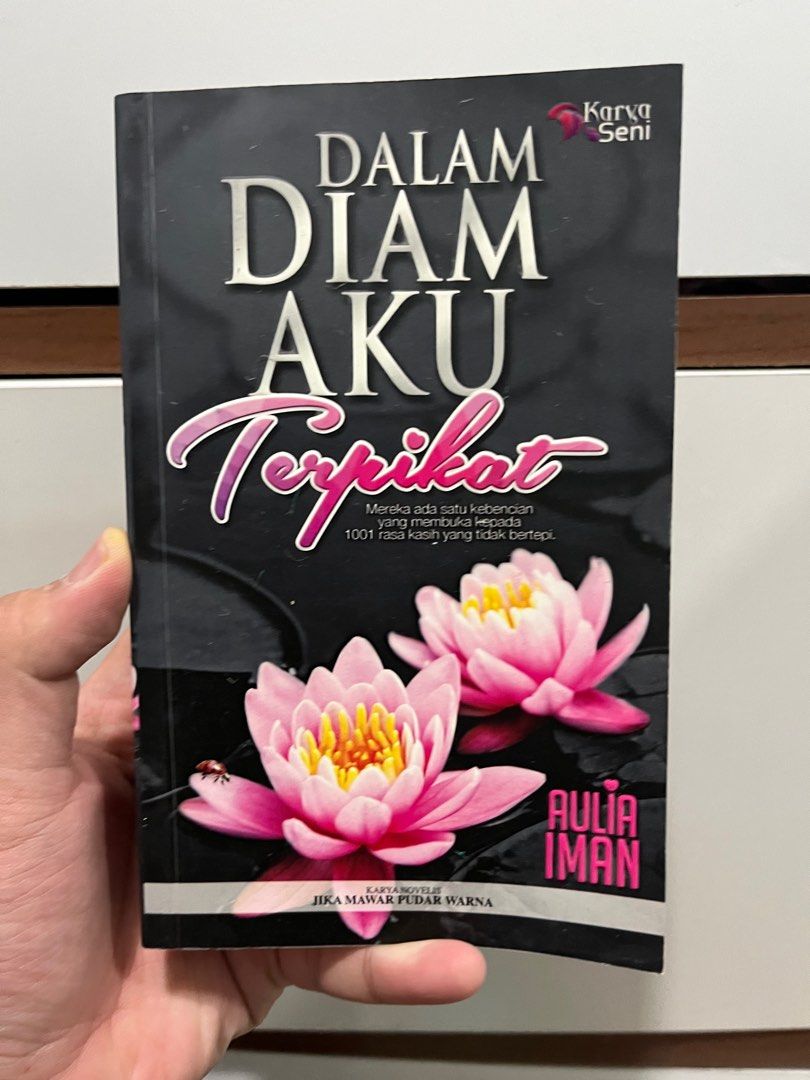 NOVEL DALAM DIAM AKU TERPIKAT, Hobbies & Toys, Books & Magazines ...