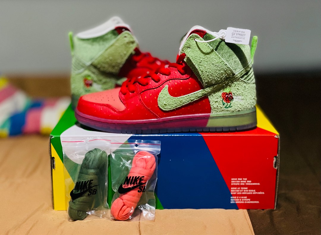 [US10] Strawberry Cough Dunk SB Nike, Men's Fashion, Footwear, Sneakers ...