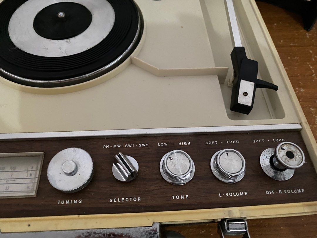 Vintage National SG-585 1960's MIJ Portable Record Player/AM Radio ...