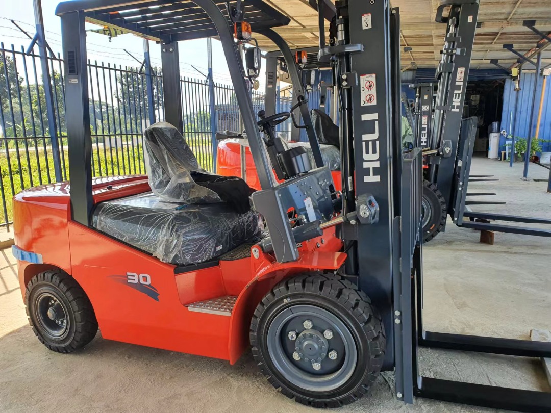 2 tonner forklift, Special Vehicles, Heavy Vehicles on Carousell