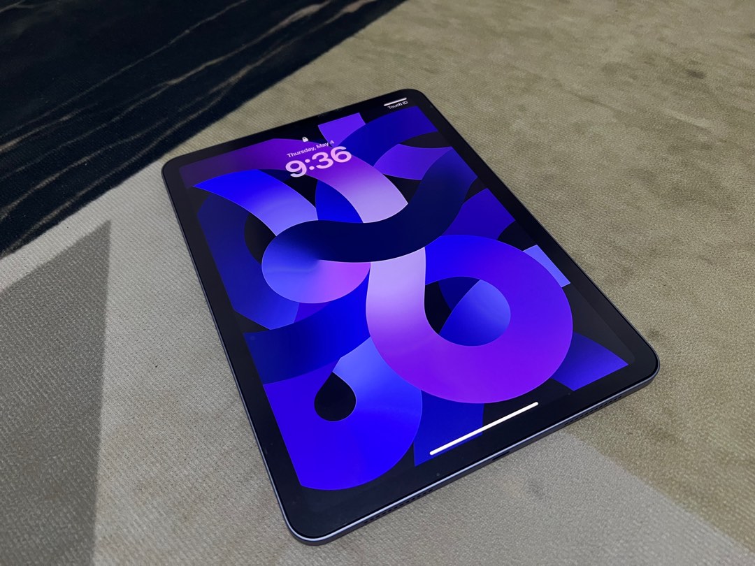 Apple iPad Air 5th Gen M1 256gb Wi-Fi only Under Warranty til Jan. 18 ...