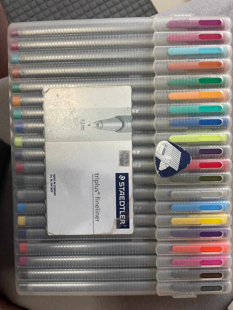 Architectural markers and pens (more than 200) + Tracing paper rolls ...