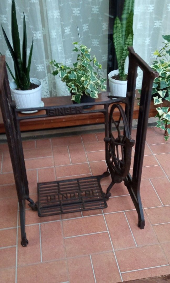 Kaki meja mesin jahit SINGER kuno buat pajangan cafe, teras, dll, Antik ...
