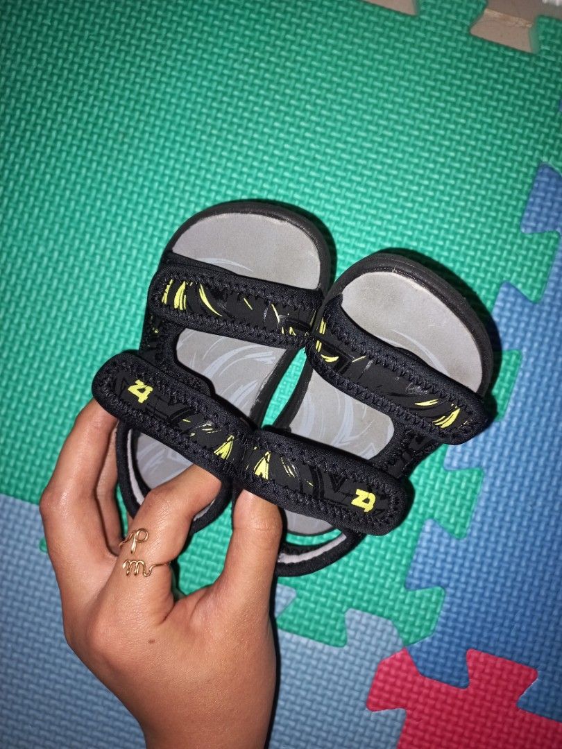 Toe Zone - Havana 5 fs ukuran: EU 22 preloved, Bayi & Anak, Lainnya di ...