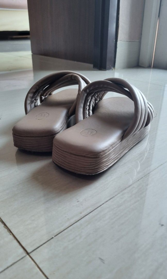 Winod platform sandal nude tan, Fesyen Wanita, Sepatu di Carousell