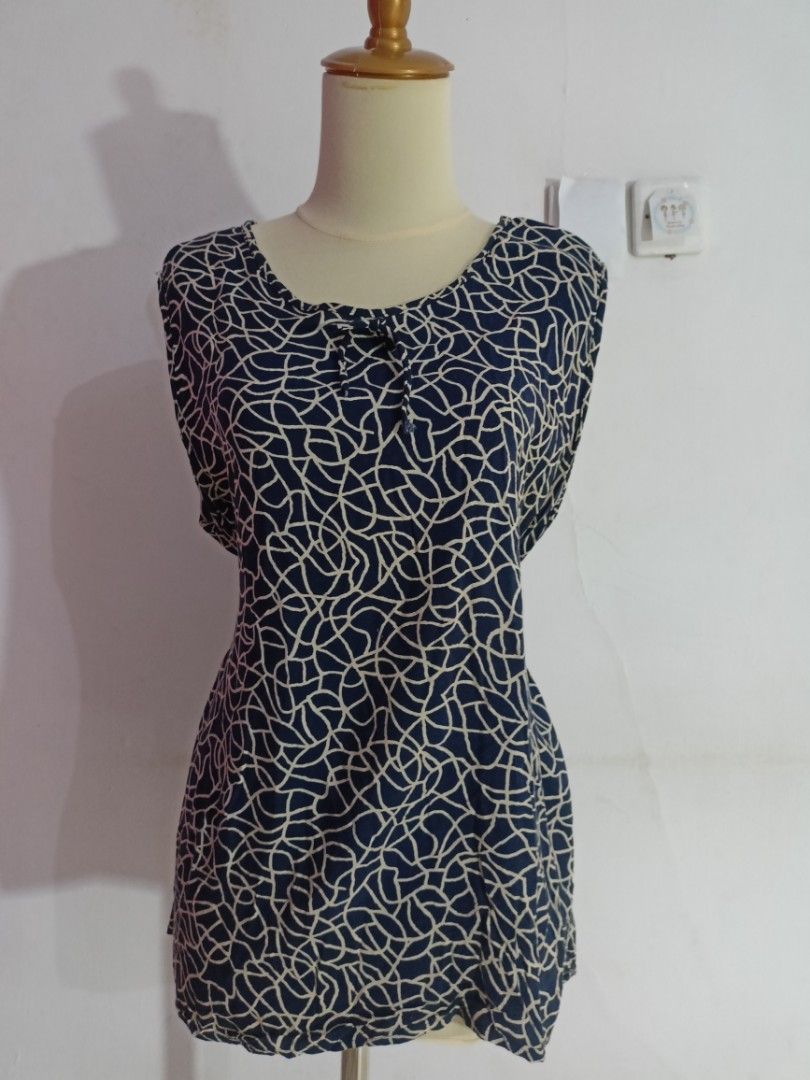 Atasan loreng navy, Fesyen Wanita, Pakaian Wanita, Atasan di Carousell