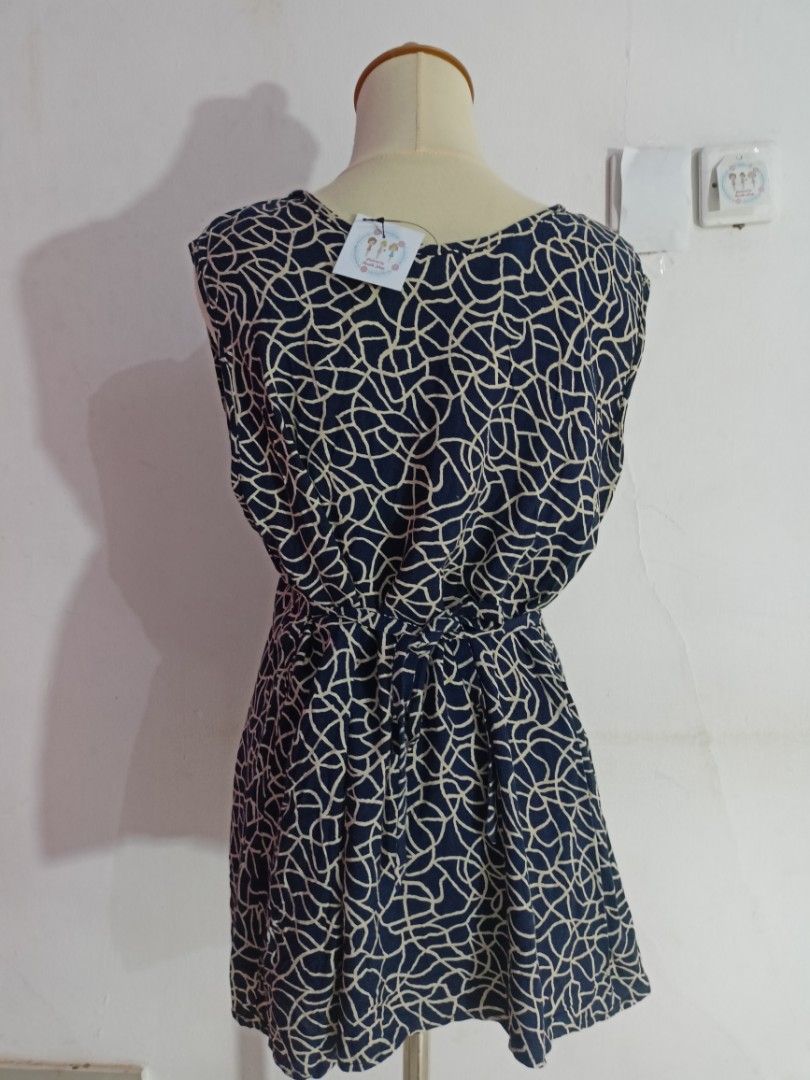 Atasan loreng navy, Fesyen Wanita, Pakaian Wanita, Atasan di Carousell