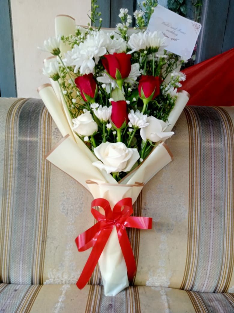 Buket bunga mawar merah mix asli segar CIMAHI BDG, Desain & Kerajinan ...