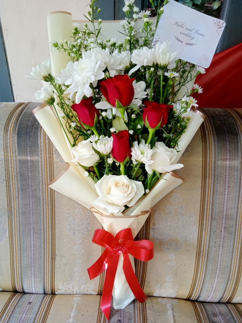 Buket bunga mawar merah mix asli segar CIMAHI BDG, Desain & Kerajinan ...