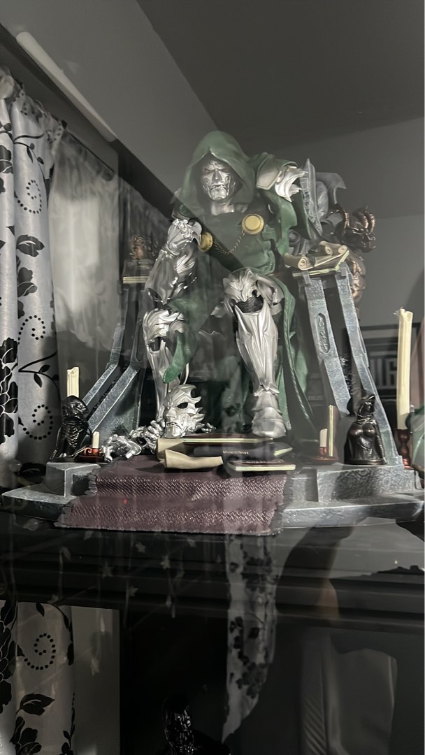 Doom trone ( xm studios prime 1 studios sideshow ), Hobbies & Toys ...
