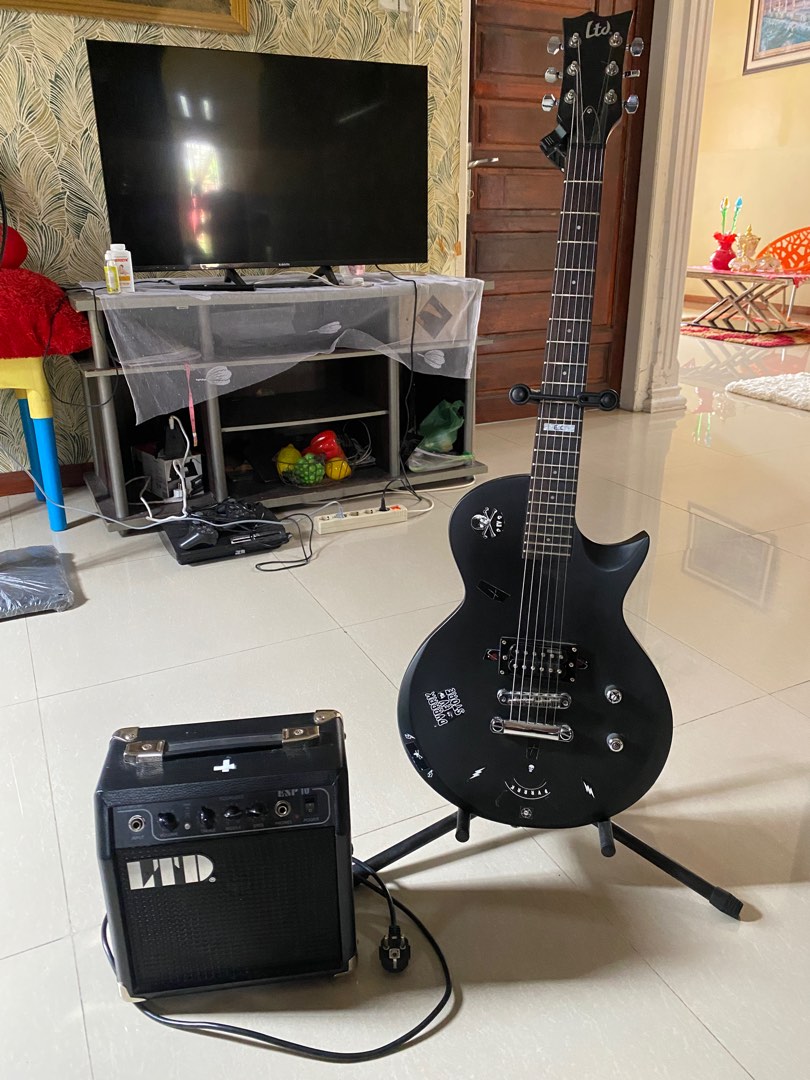 GITAR ELEKTRIK ESP LTD EC PACK, Musik & Media, Alat di Carousell