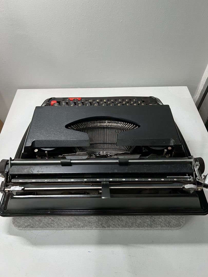 Hanimex Regal Typewriter, Hobbies & Toys, Memorabilia & Collectibles ...