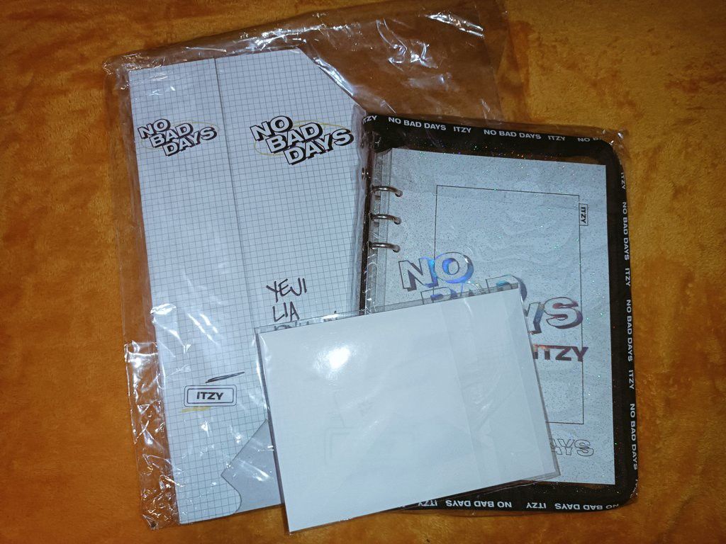 Itzy no bad days January binder, Hobbies & Toys, Memorabilia ...