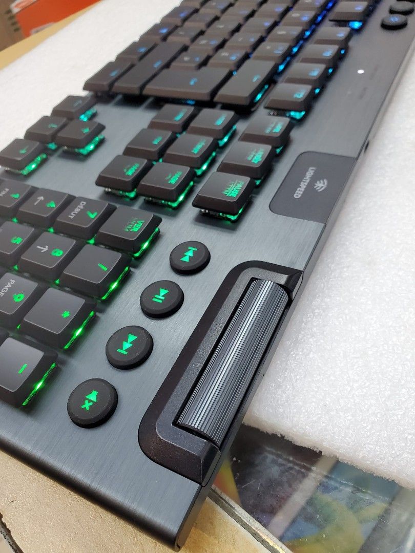 Logitech G915 LIGHTSPEED RGB Mechanical Gaming Keyboard/Clicky Key Switch LIGHTSYNC RGB Advanced ...