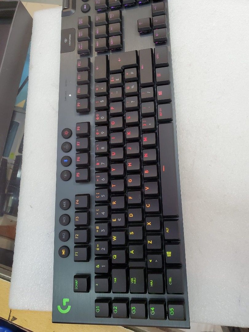Logitech G915 LIGHTSPEED RGB Mechanical Gaming Keyboard/Clicky Key ...