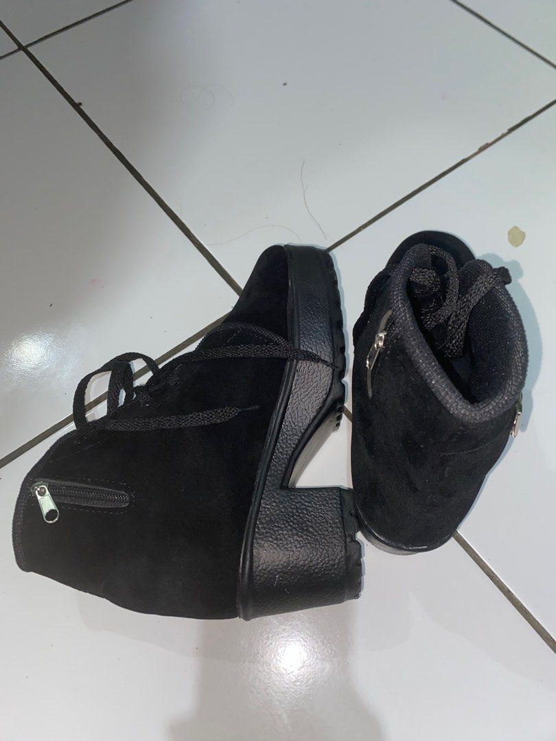 Sepatu Hitam Hak, Fesyen Wanita, Sepatu di Carousell