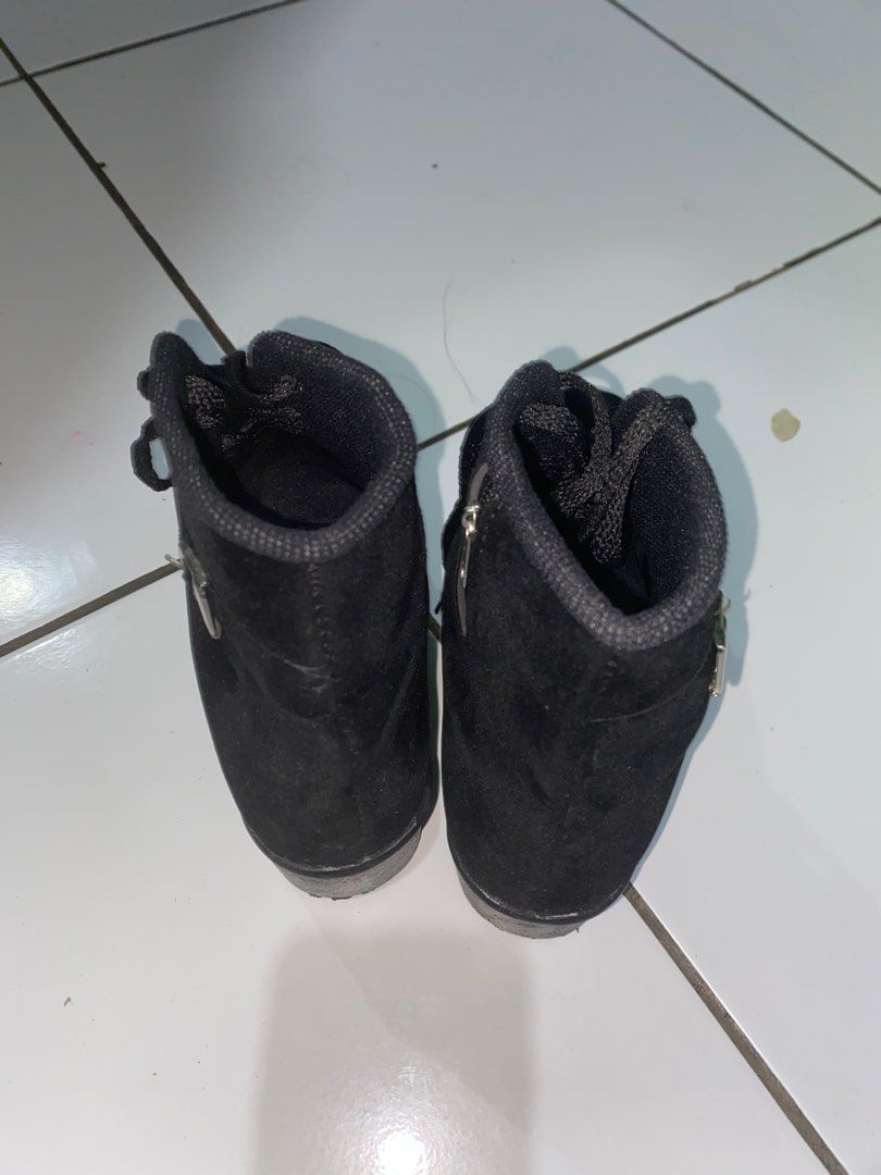Sepatu Hitam Hak, Fesyen Wanita, Sepatu di Carousell