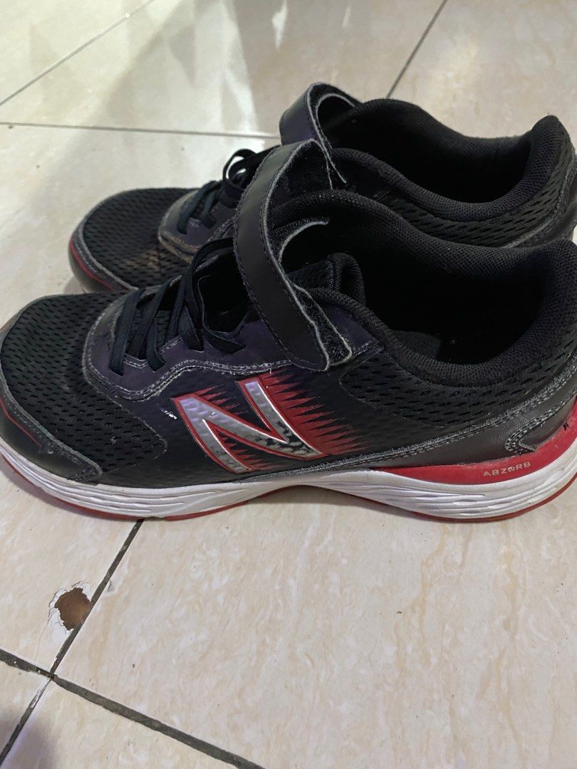 Sepatu New Balance, Fesyen Pria, Sepatu , Sneakers di Carousell