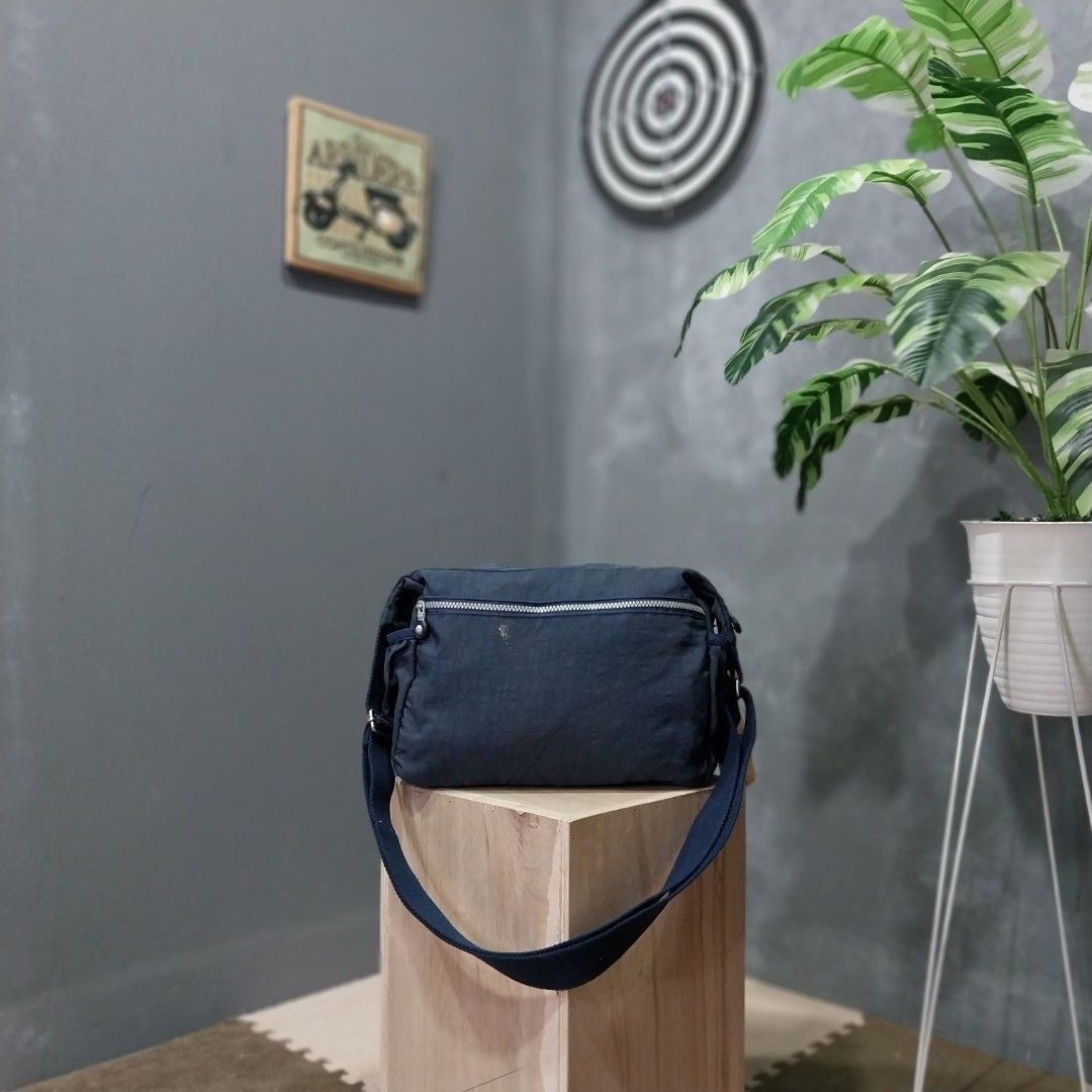 Tegaote Slingbag, Barang Mewah, Tas & Dompet di Carousell