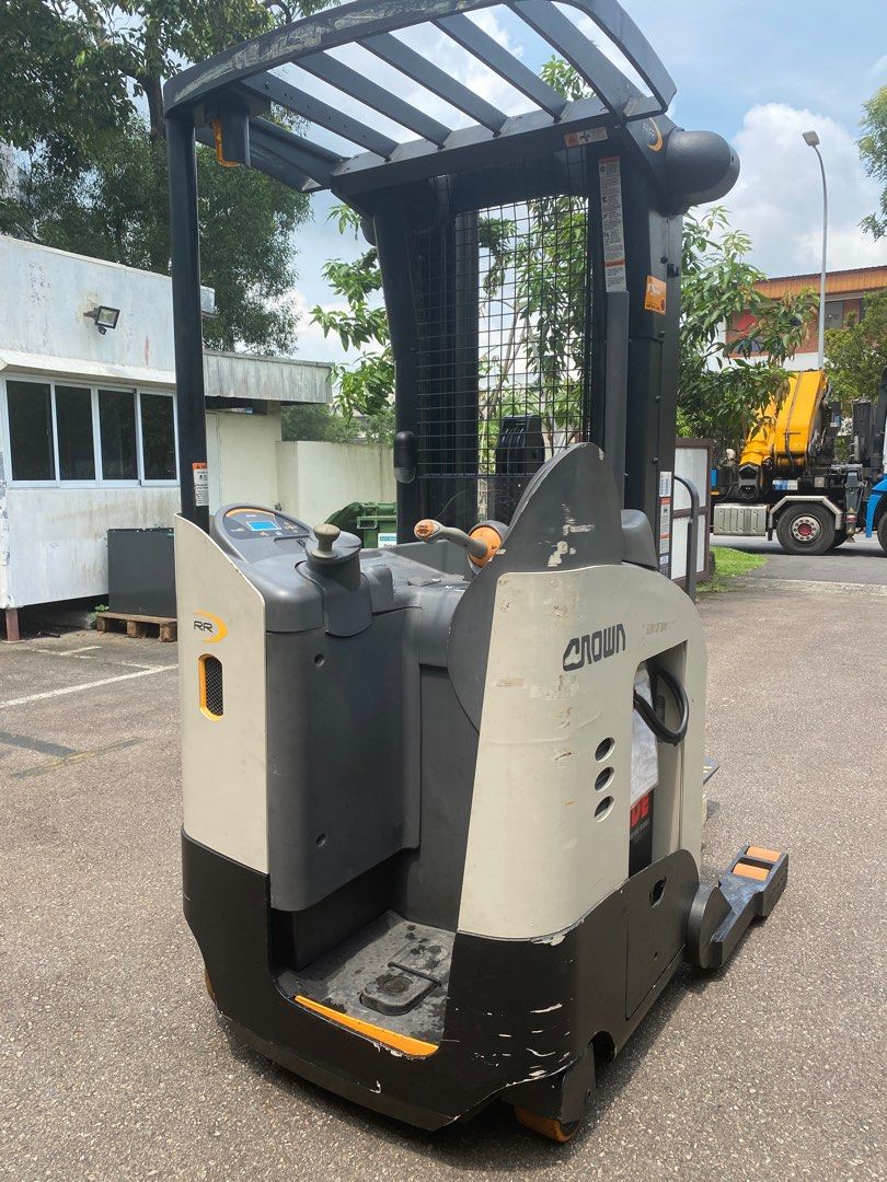 Used Crown Reach truck c/w battery & charger Lifting height 5025mm ...