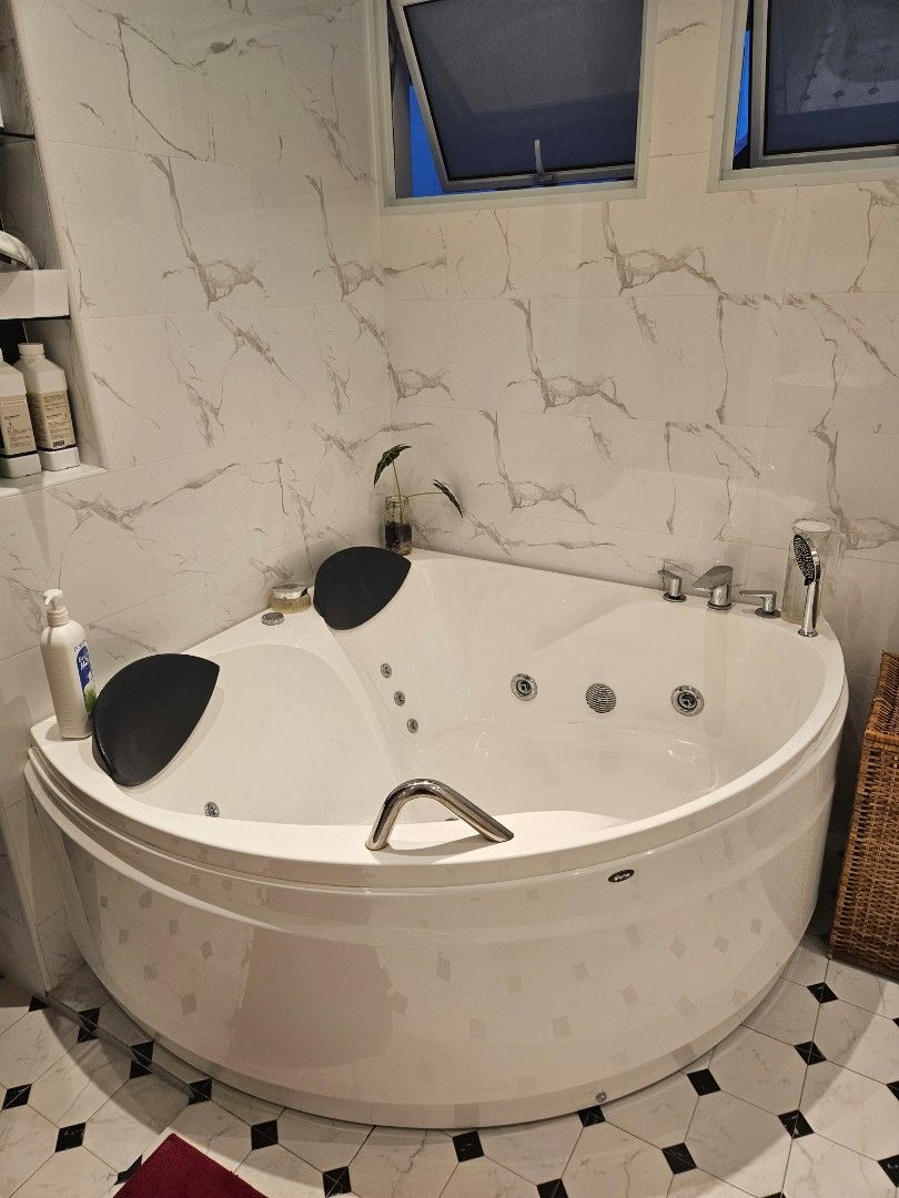 WMK Jacuzzi Bathtub, Furniture & Home Living, Bathroom & Kitchen ...