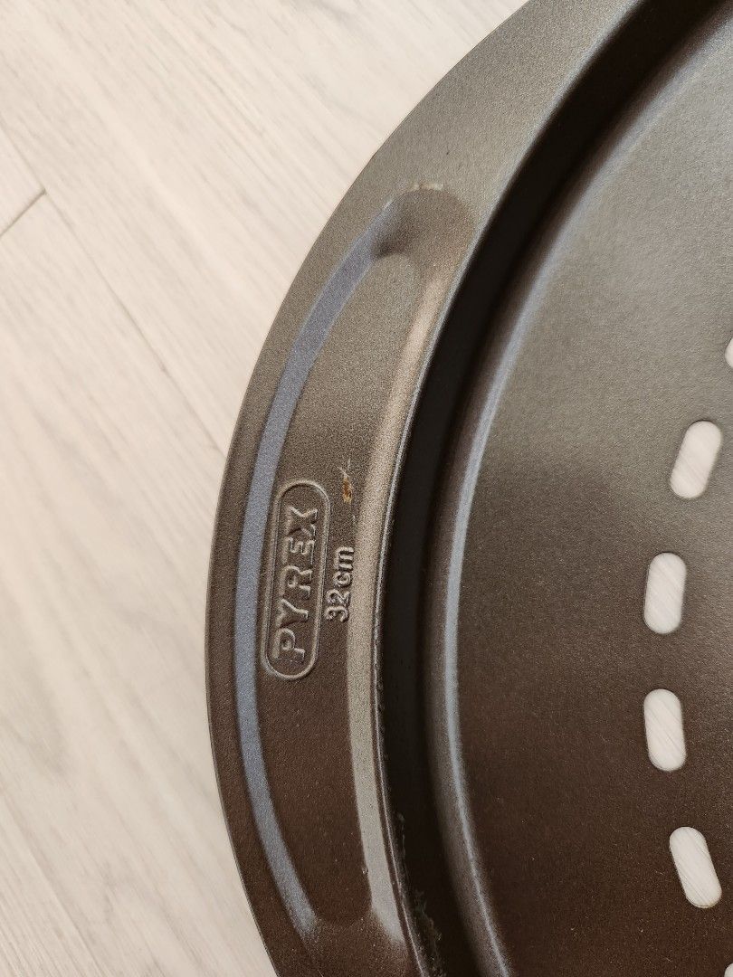 Pyrex 32cm Metal Easy-grip Pizza pan, Furniture & Home Living ...