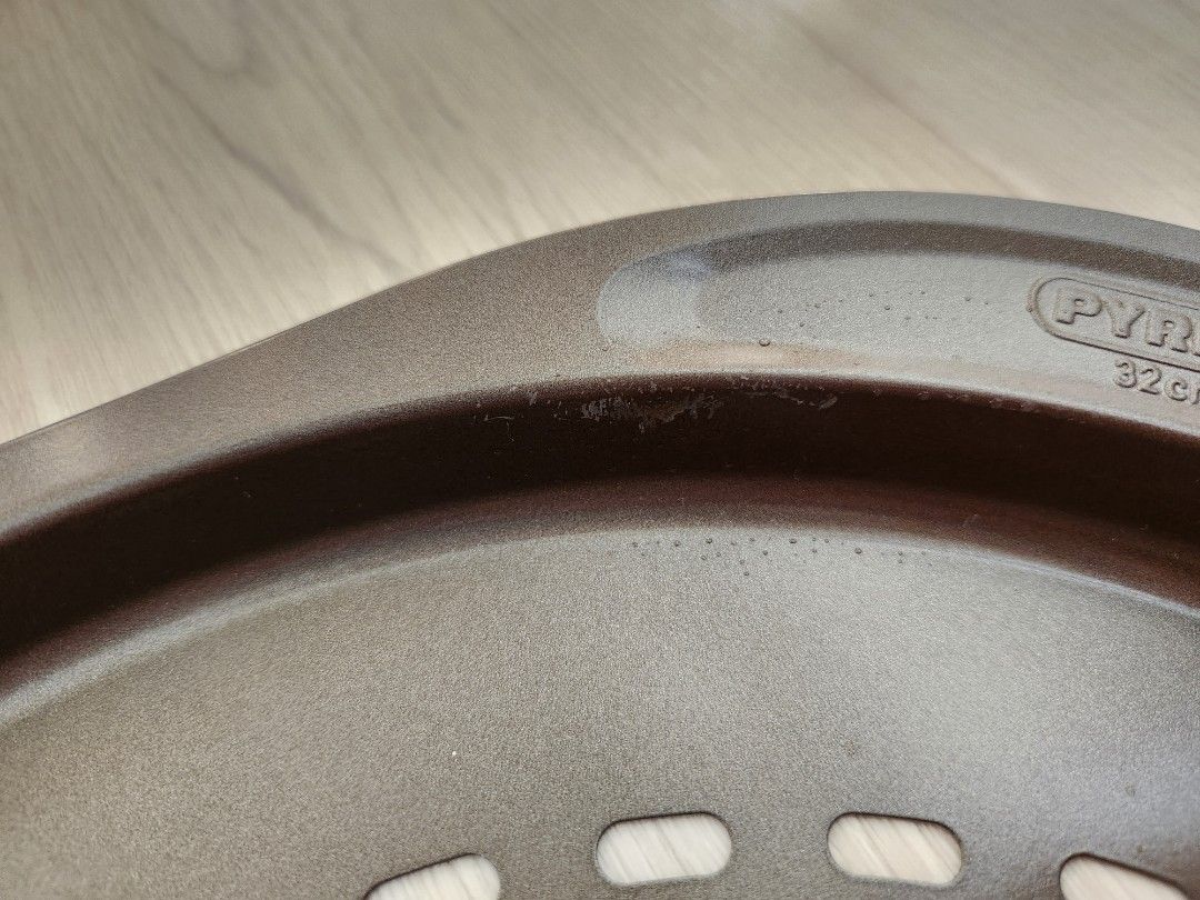 Pyrex 32cm Metal Easy-grip Pizza pan, Furniture & Home Living ...