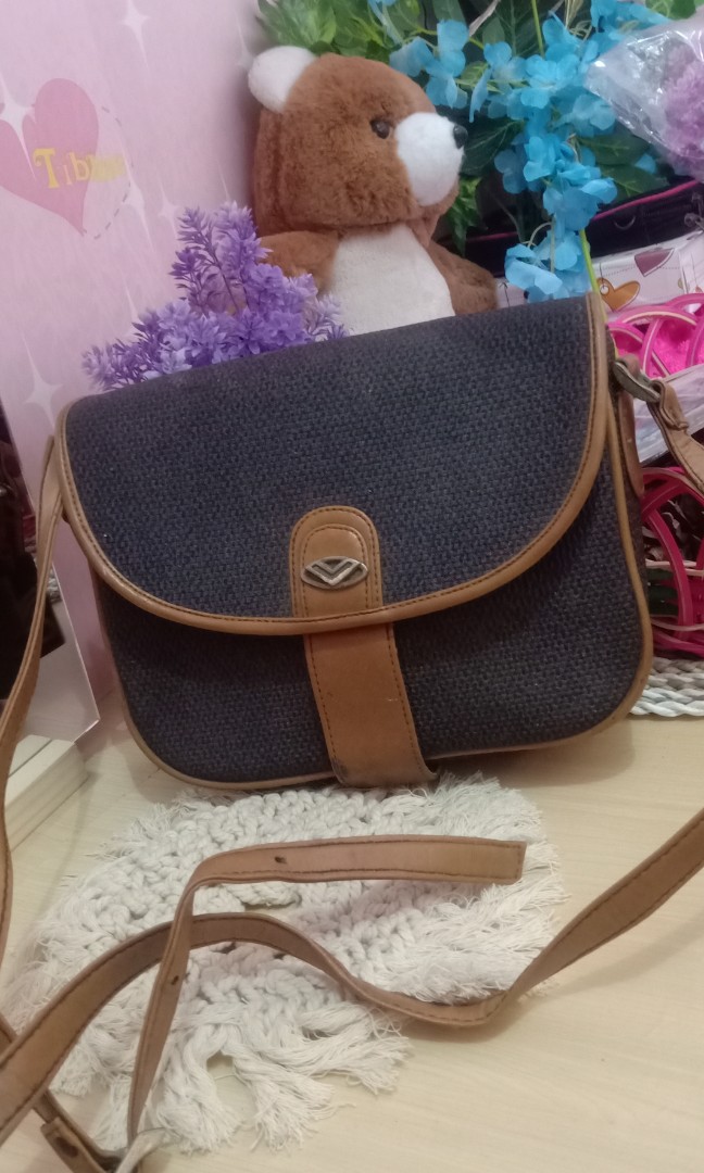 Tas selempang coklat klip, Fesyen Wanita, Tas & Dompet di Carousell
